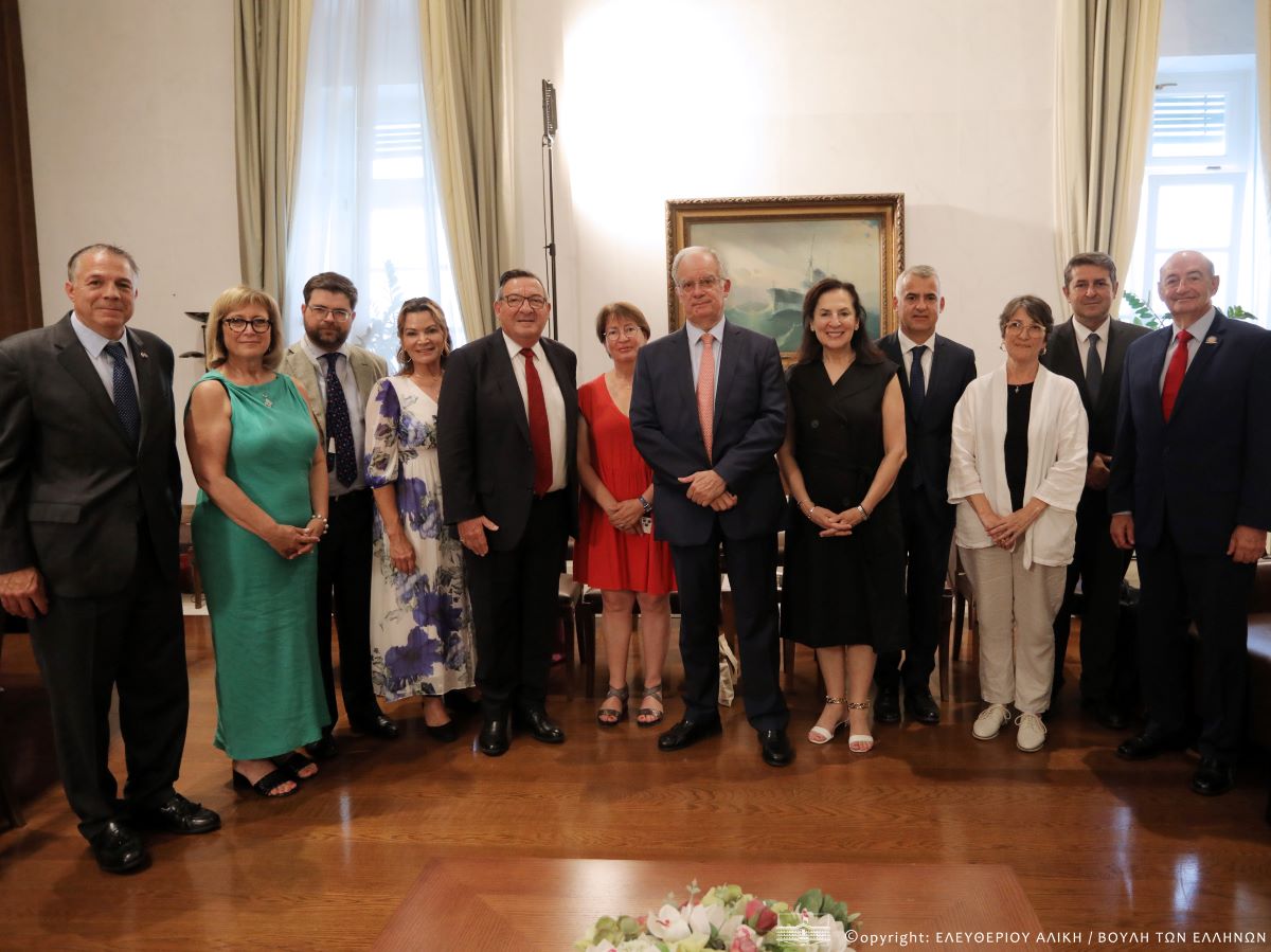 Συνάντηση του Προέδρου της Βουλής με το νέο προεδρείο της Πα.Δ.Ε.Ε ...